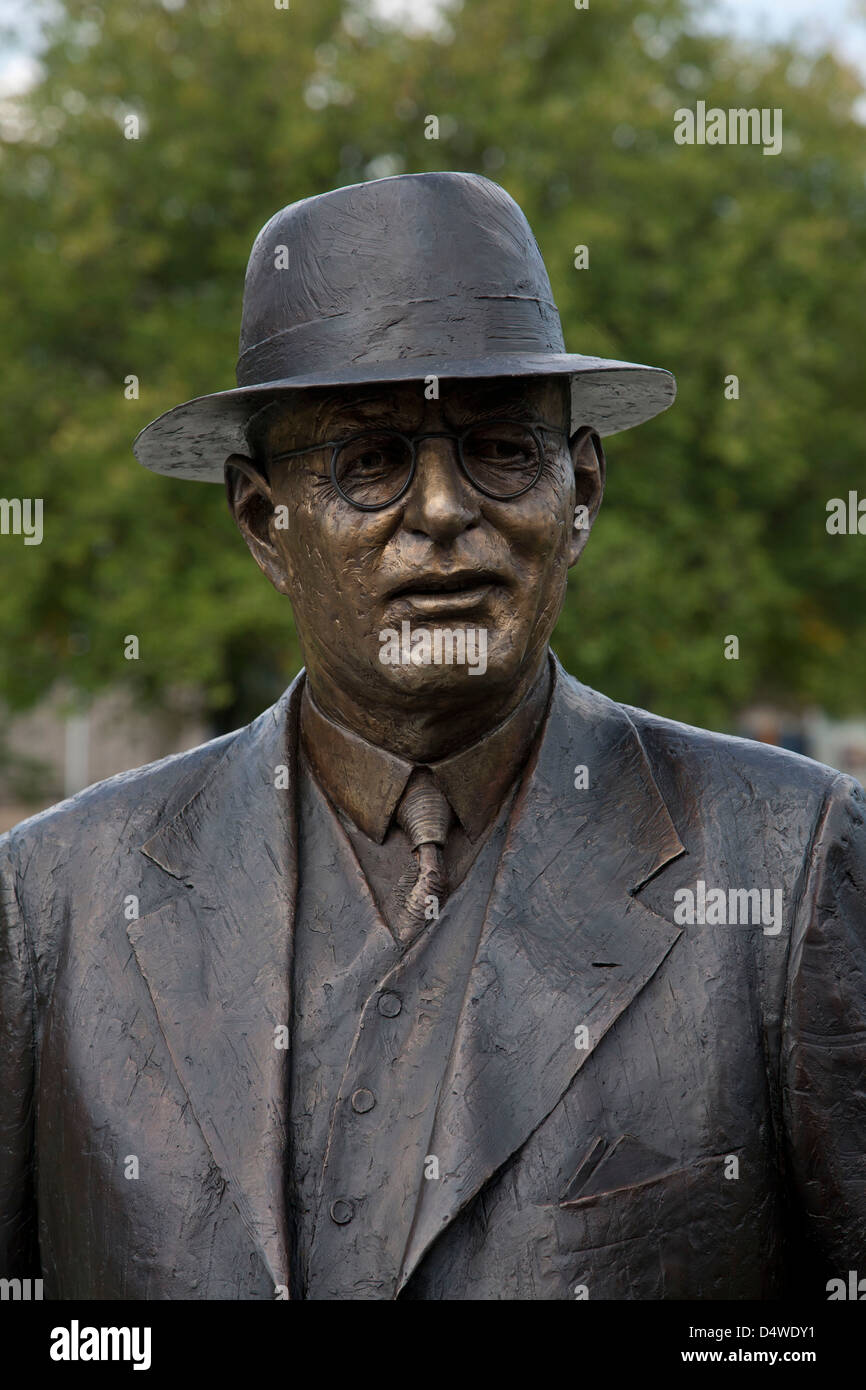 Life-size sculpture of Australia's most prominent political figures ...