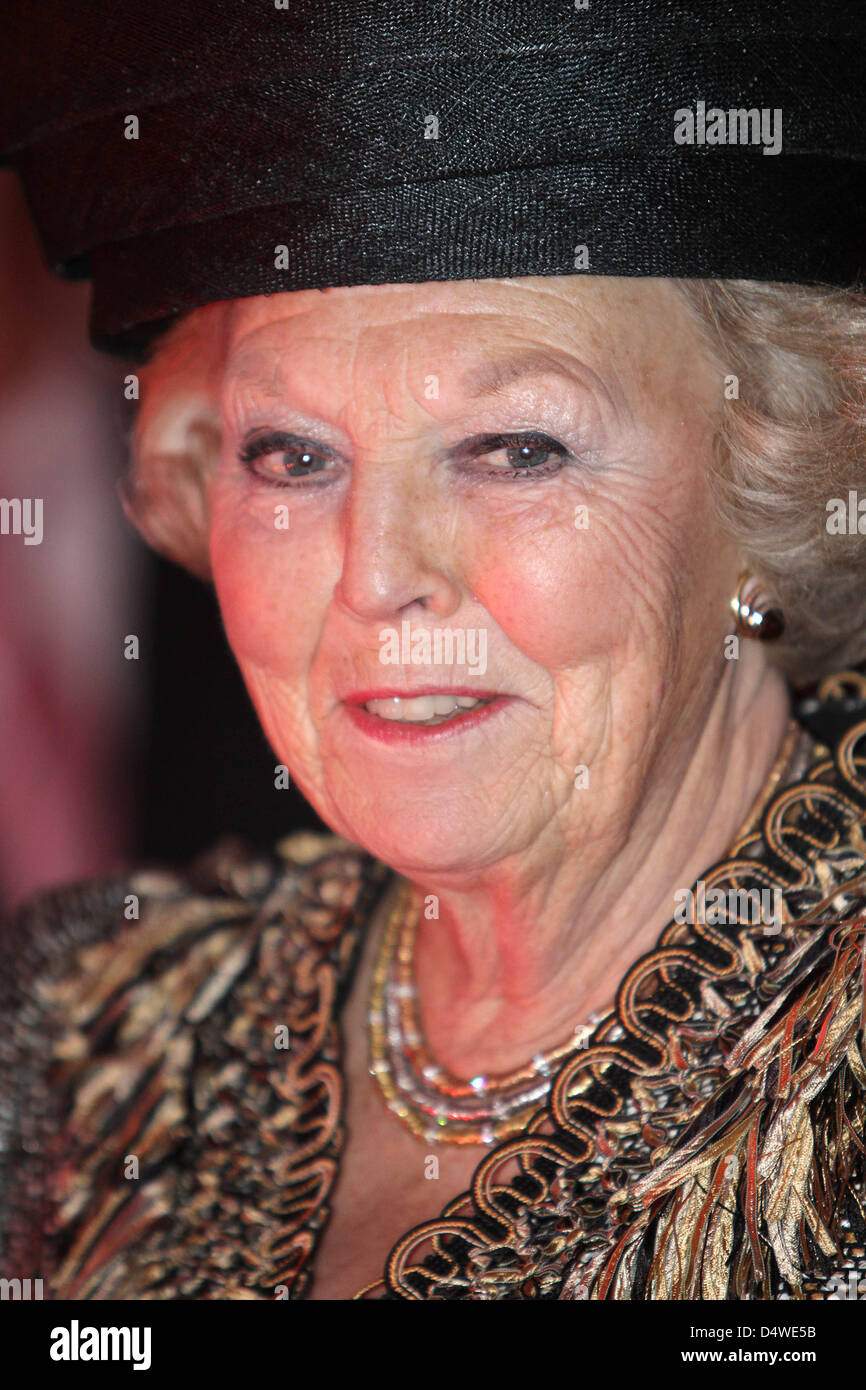Queen Beatrix visits the new building of the faculty of mathematics and ...