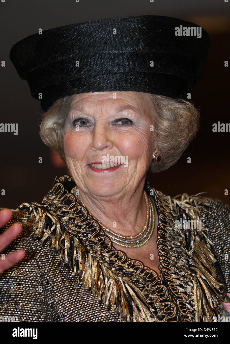 Queen Beatrix visits the new building of the faculty of mathematics and ...