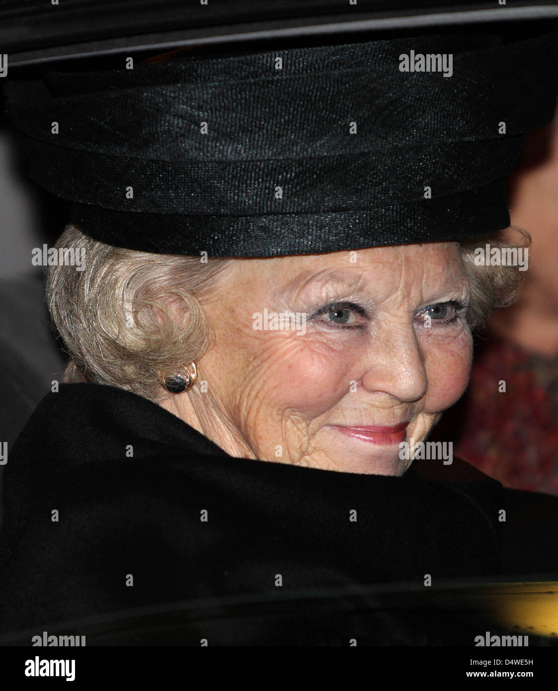 Queen Beatrix visits the new building of the faculty of mathematics and ...