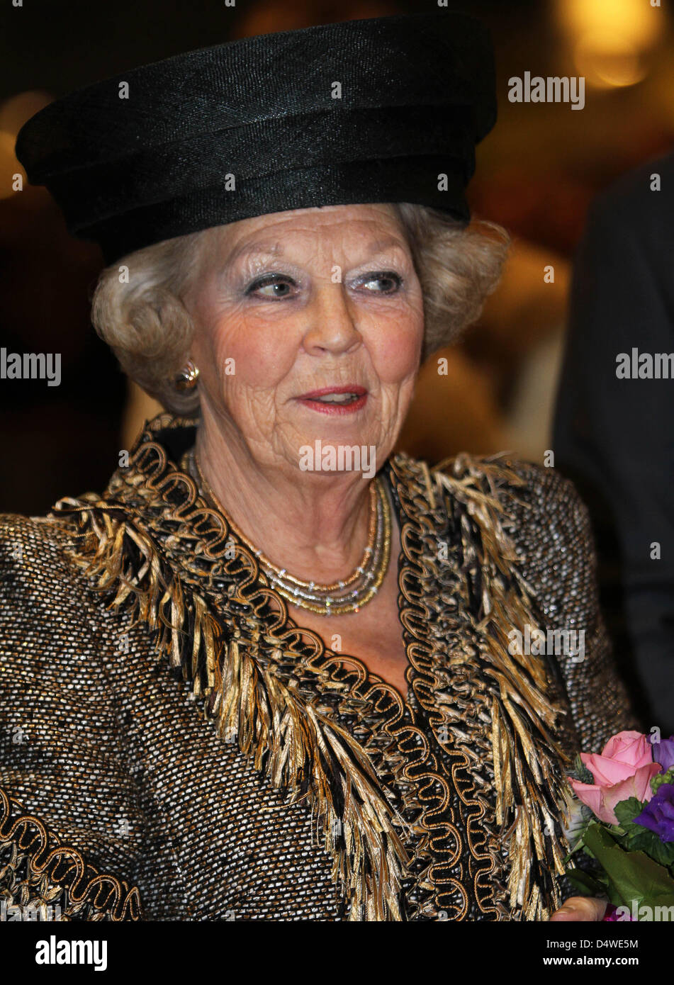 Queen Beatrix visits the new building of the faculty of mathematics and ...