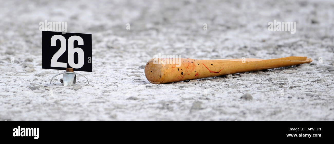 A broken baseball bat lies on the ground in a parking lot in Pforzheim ...