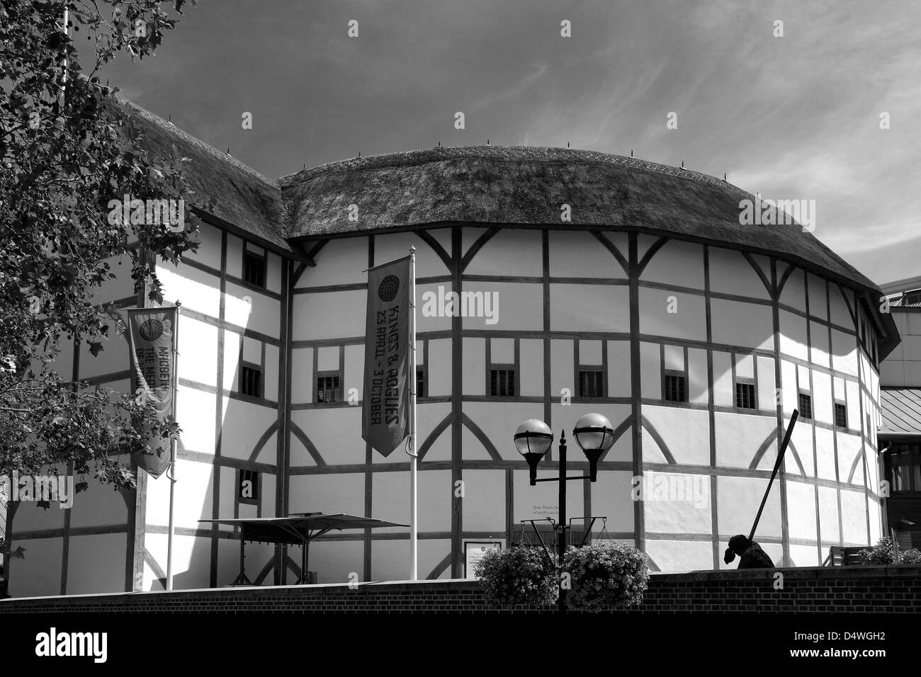 William shakespeares globe theatre Black and White Stock Photos ...