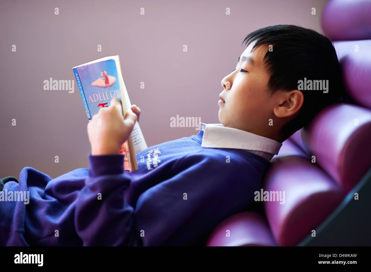 child reading book Stock Photo - Alamy