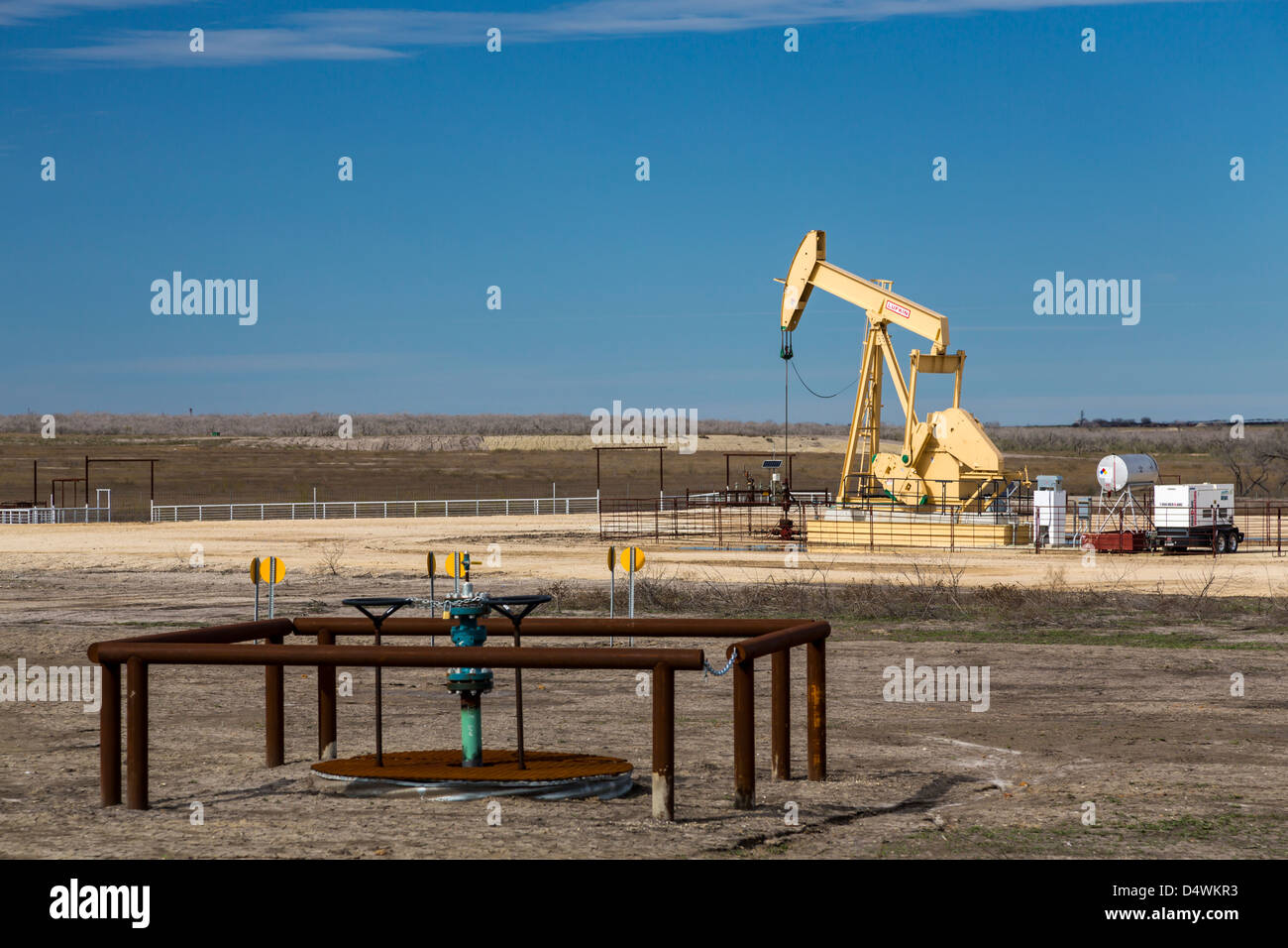 An oil well pumper on the prairies near Peggy, Texas, USA Stock Photo ...