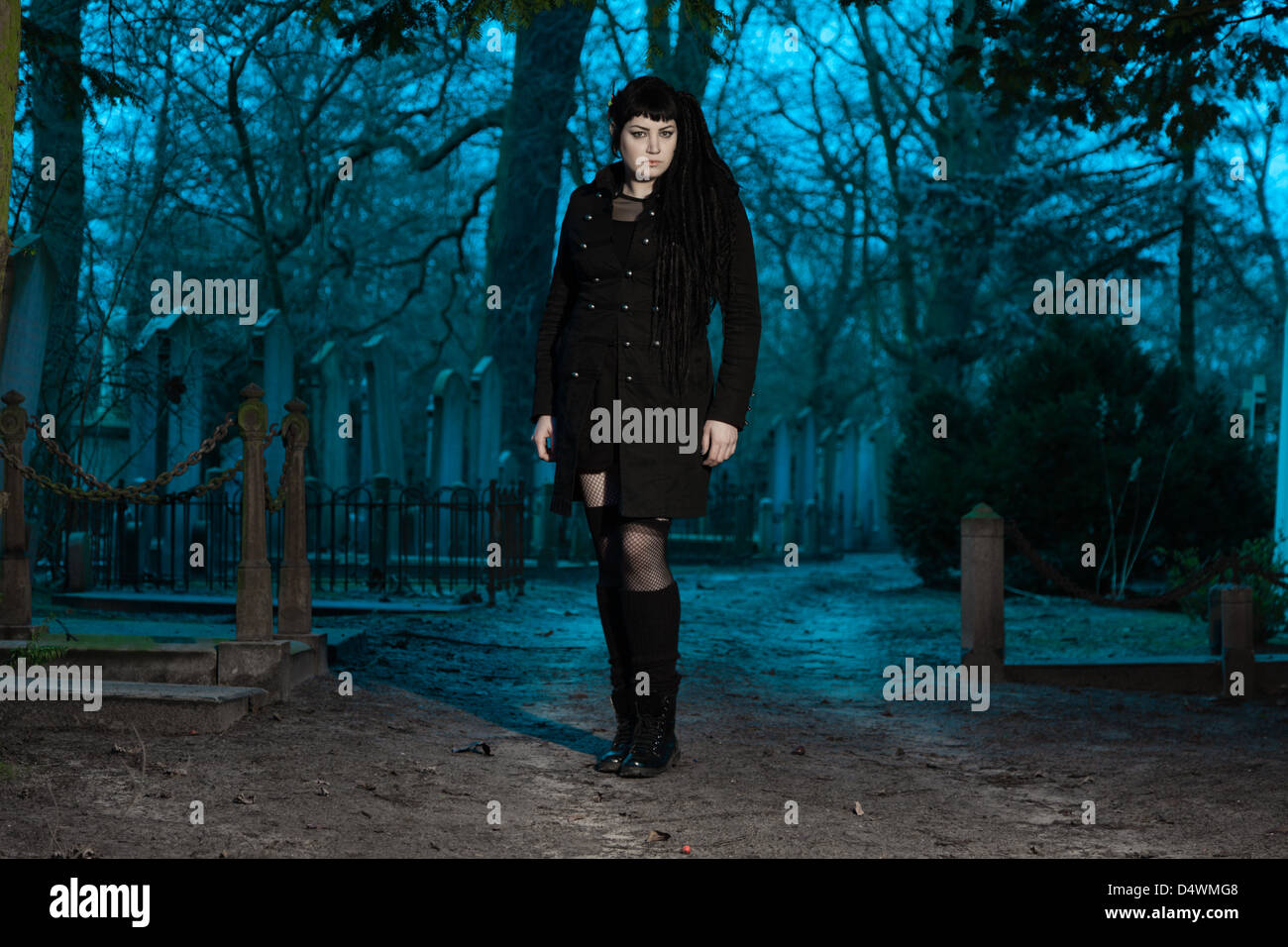 Gothic girl on cemetery Stock Photo - Alamy