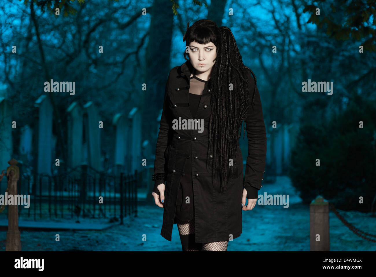 Gothic girl on cemetery Stock Photo - Alamy