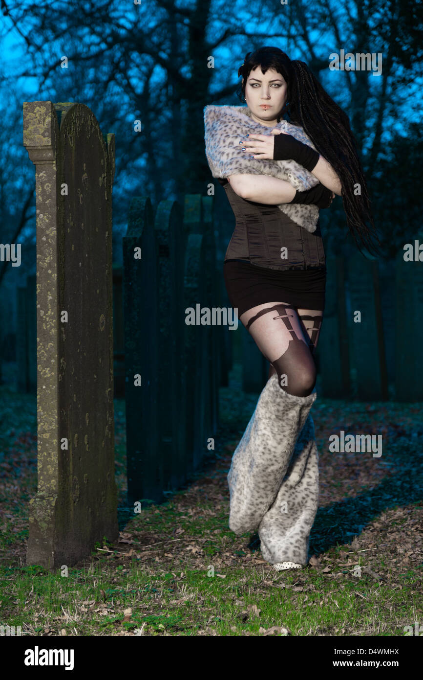 Gothic girl on cemetery hi-res stock photography and images - Alamy