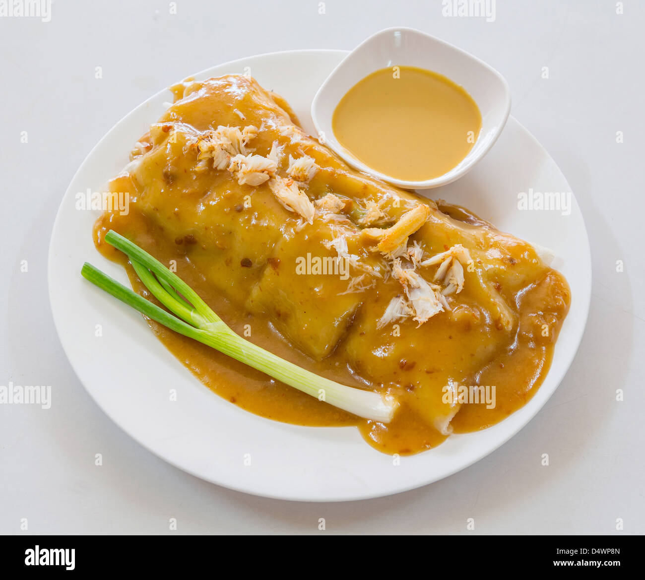 Thai fresh spring rolls with onion and dip sauce Stock Photo - Alamy