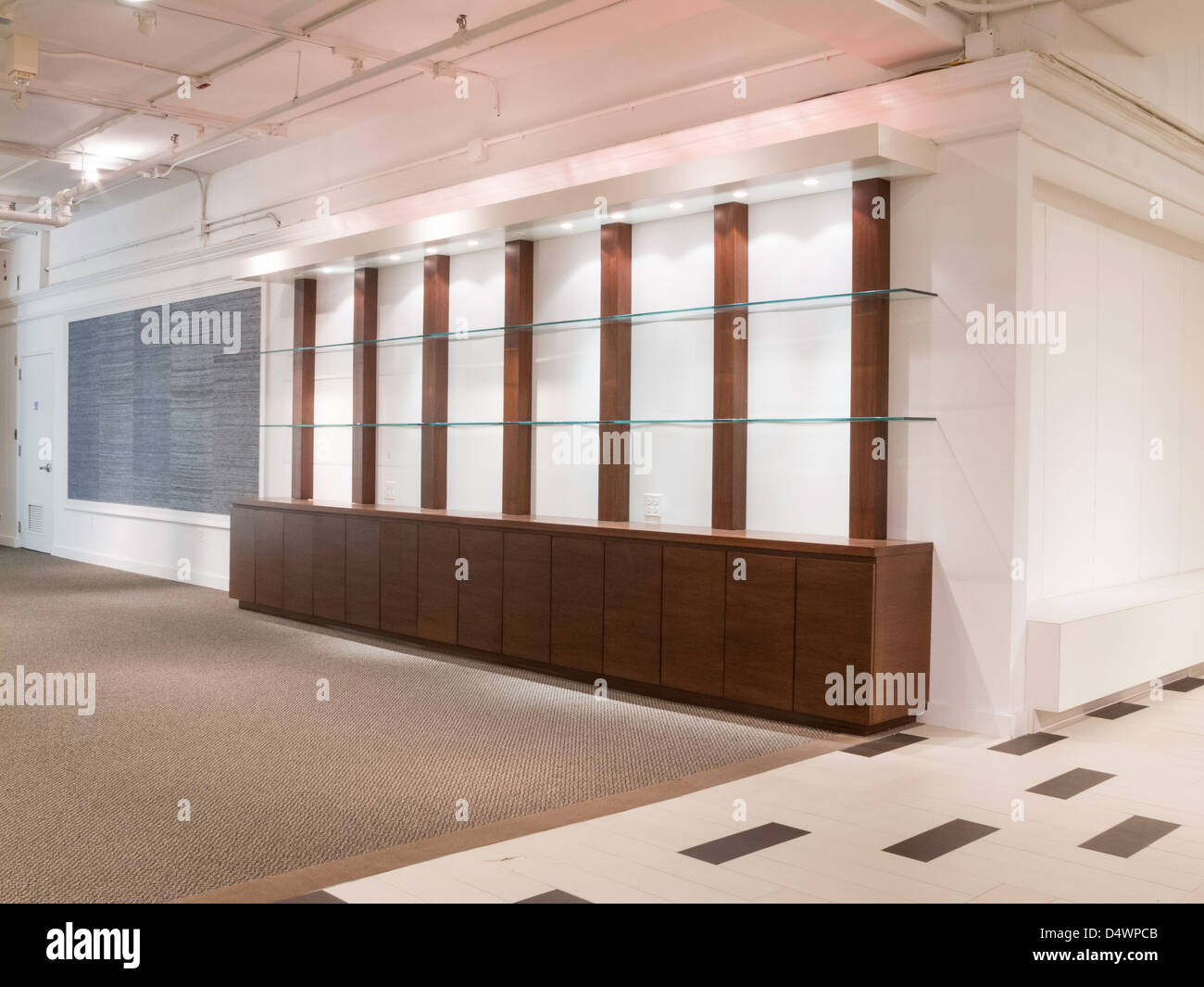 Empty shelves shop hi-res stock photography and images - Alamy