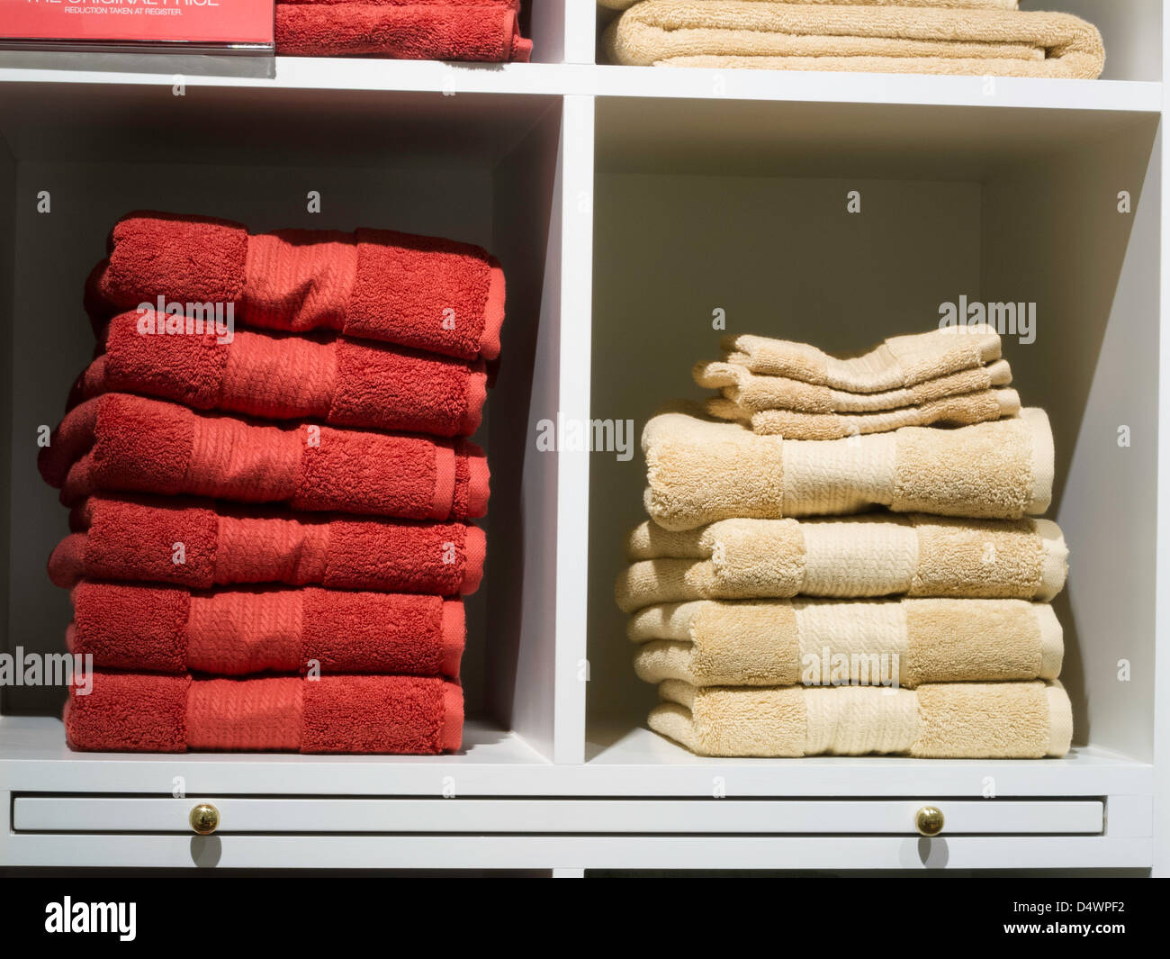 Store folded linen hi-res stock photography and images - Alamy