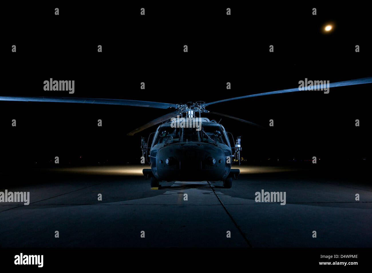 Black hawk helicopter silhouette hi-res stock photography and images ...