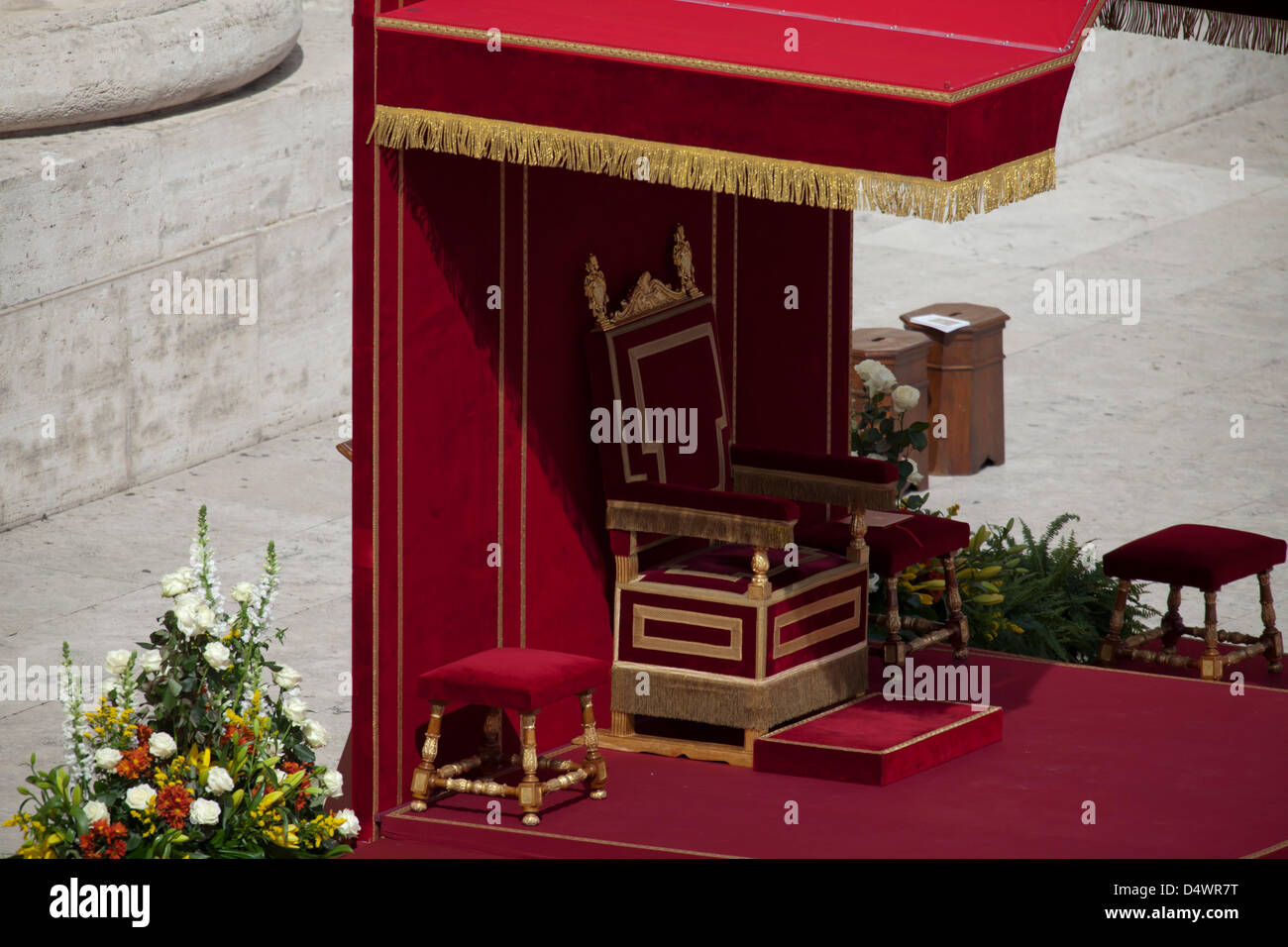 Papal throne hi-res stock photography and images - Alamy