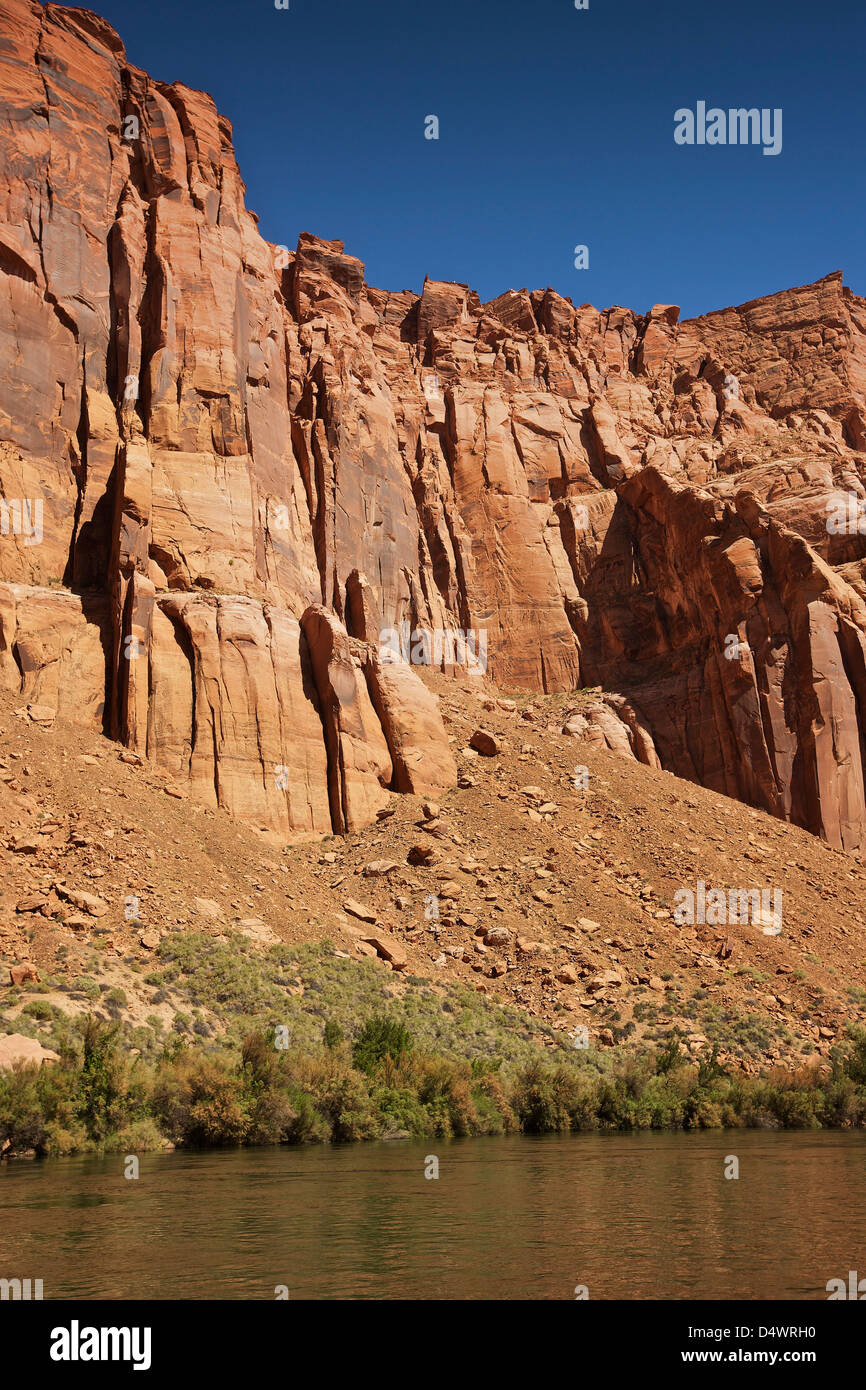 Tourist peak over the edge of a 1000ft high cliff at Horseshoe Bend ...