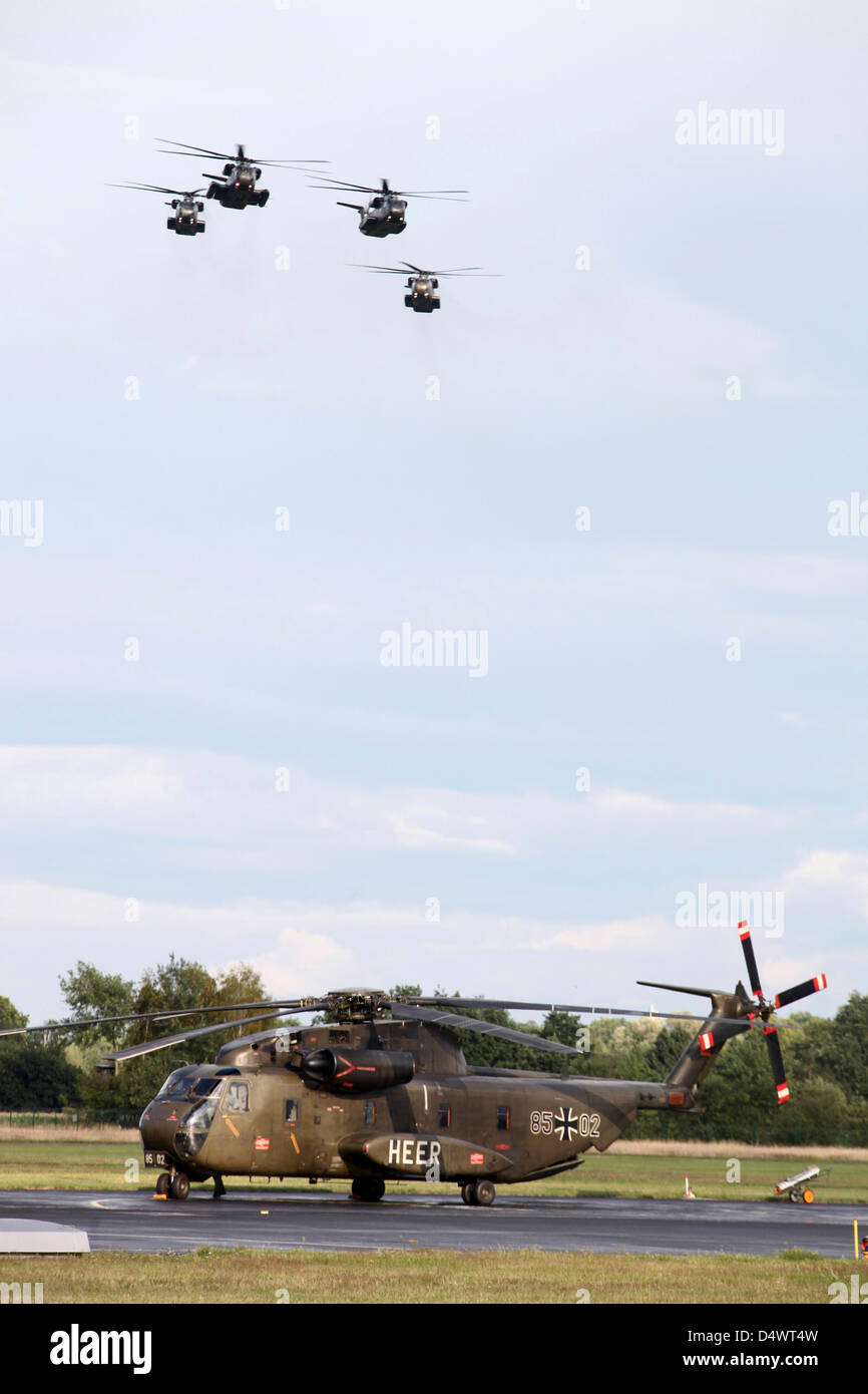 Helicopter formation hi-res stock photography and images - Alamy