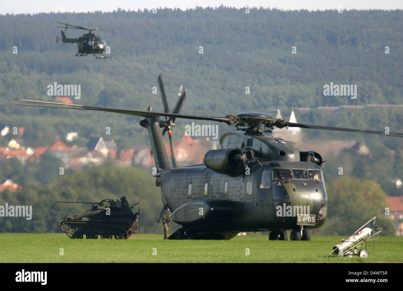 Unloading weapons hi-res stock photography and images - Alamy