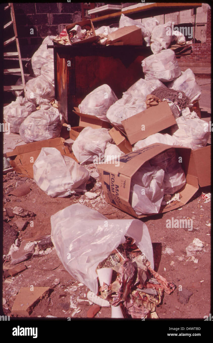 New york city street trash 1970s hi-res stock photography and images ...