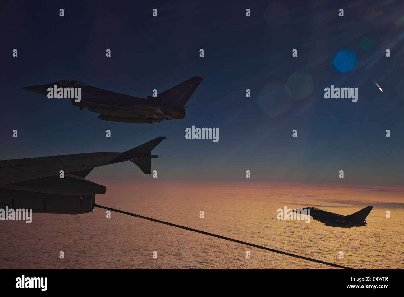 Refueling aircraft hi-res stock photography and images - Alamy