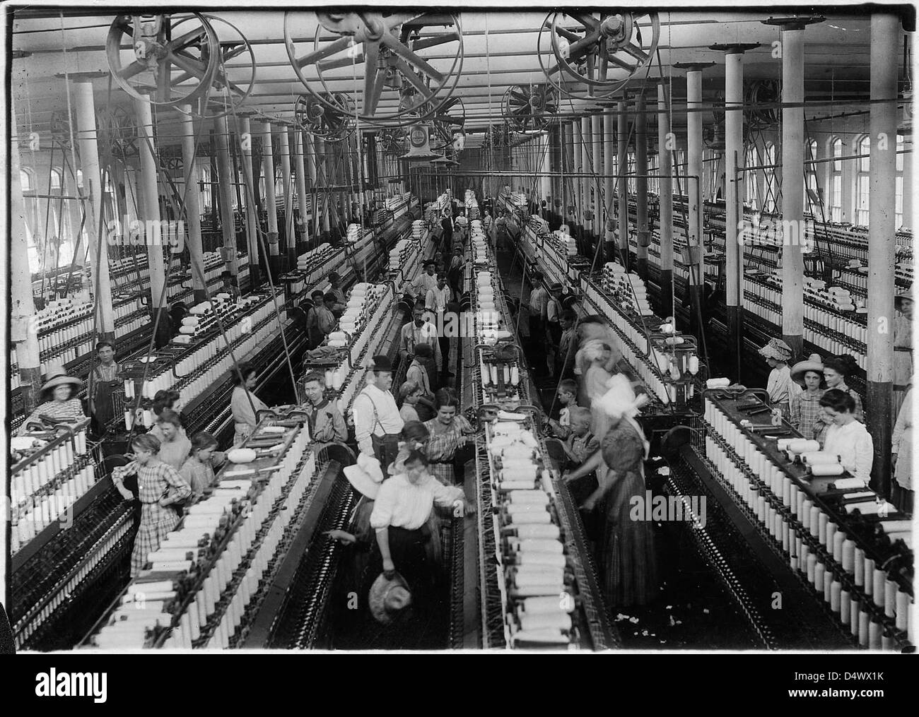 Child workers cotton mill hi-res stock photography and images - Alamy