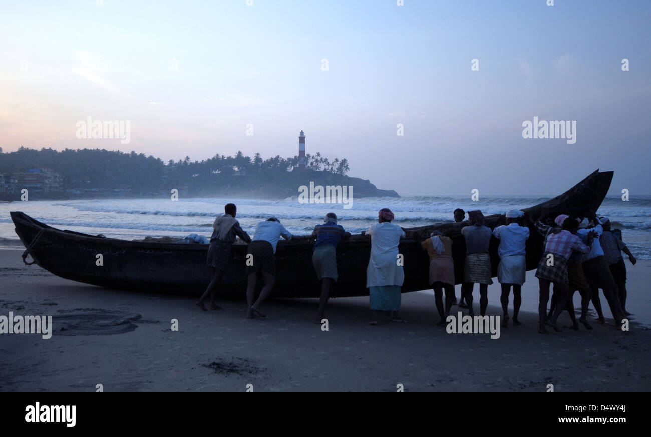 Fishermen on shore hi-res stock photography and images - Alamy