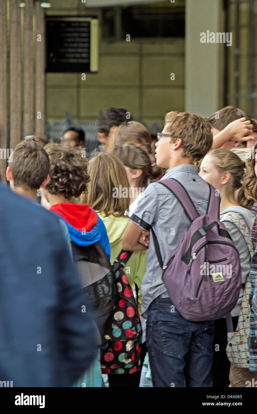 Teenagers crowd hi-res stock photography and images - Alamy