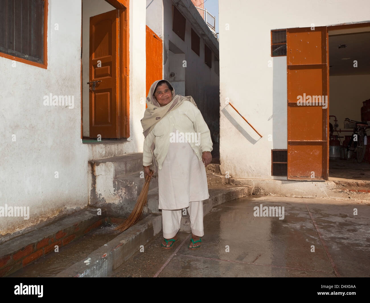Sikhs cleaning hi-res stock photography and images - Alamy