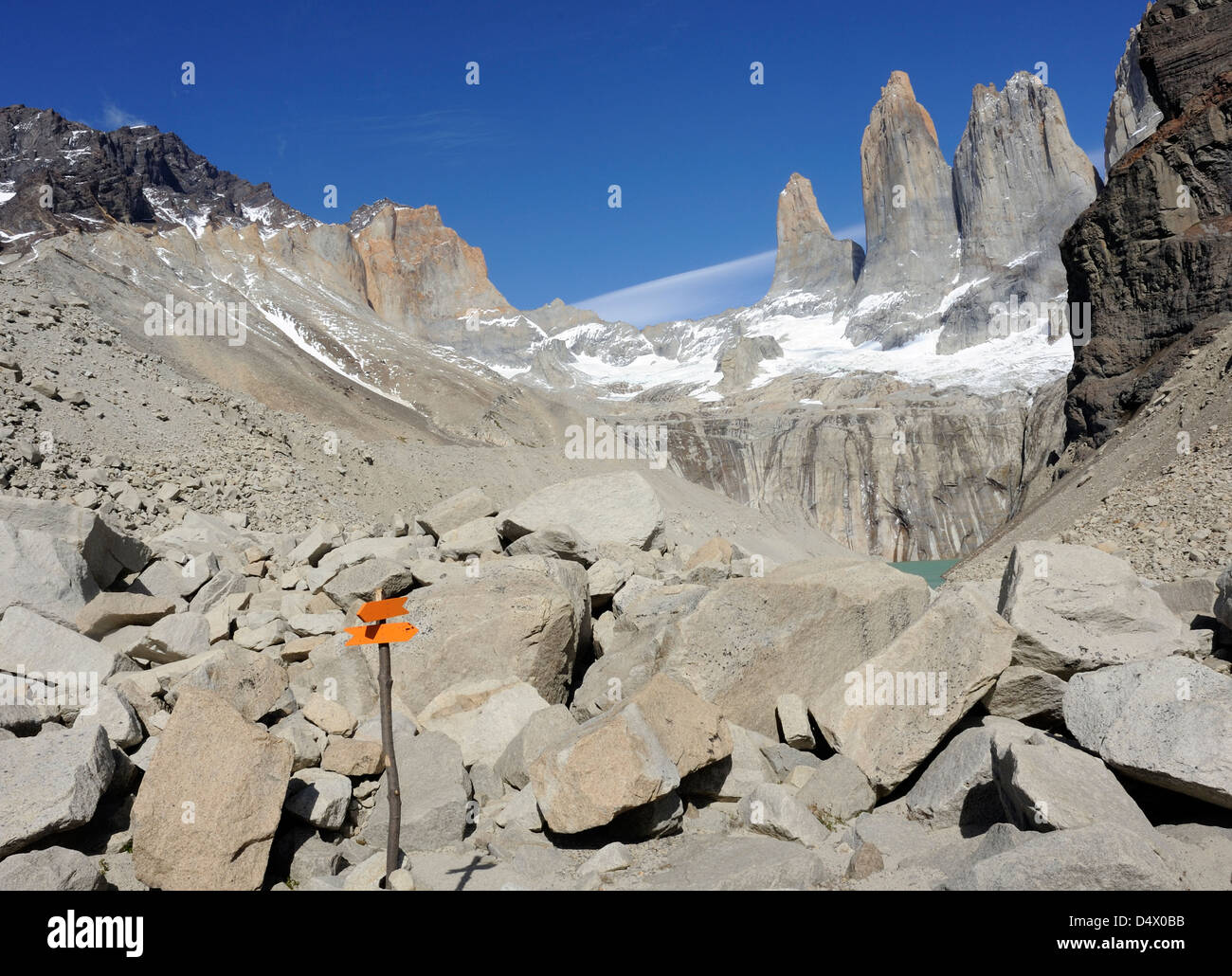 Way mark on the path to the Mirador Las Torres and the granite spires ...