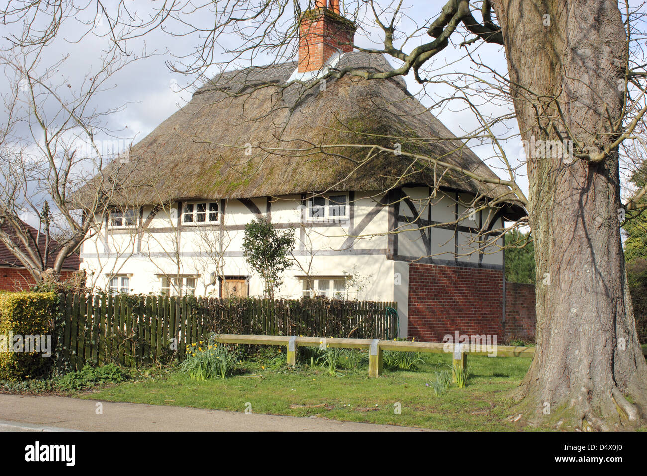 Beautiful cottage thatch house hi-res stock photography and images - Alamy