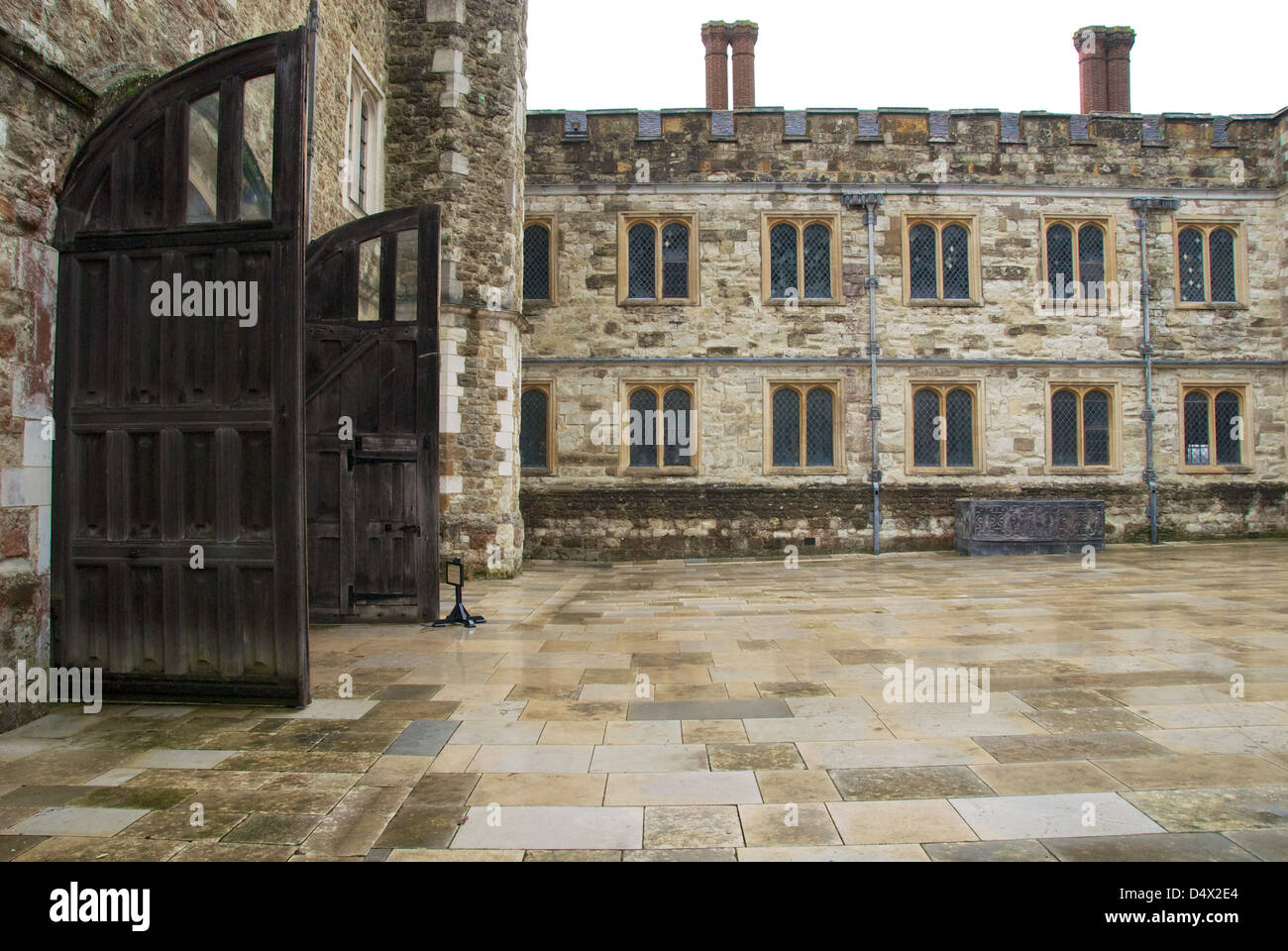 Medieval gates hi-res stock photography and images - Alamy