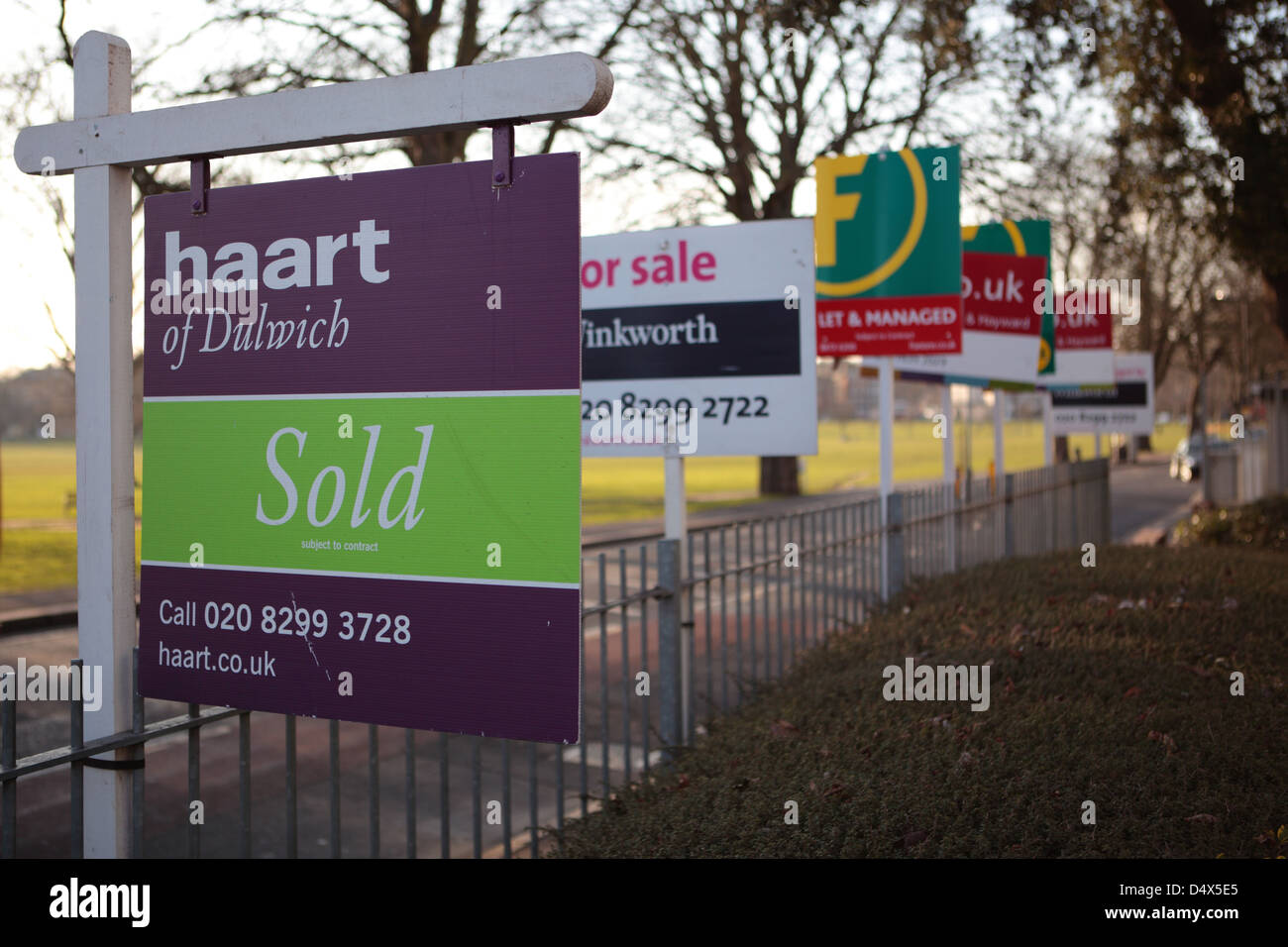 Real estate agent sold sign hi-res stock photography and images - Alamy