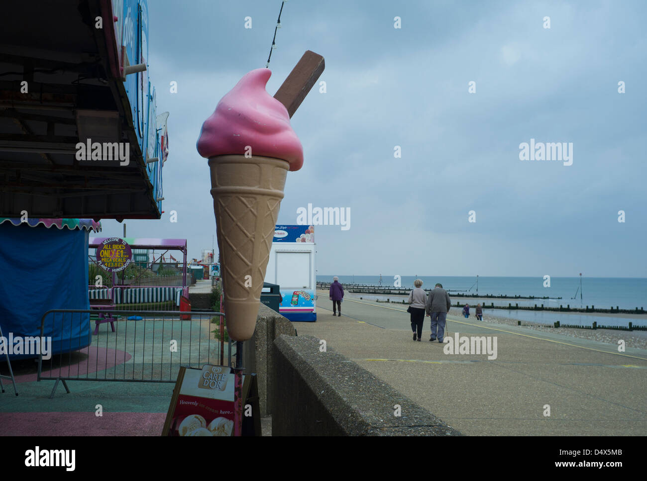 Hunstanton beach promenade hi-res stock photography and images - Alamy