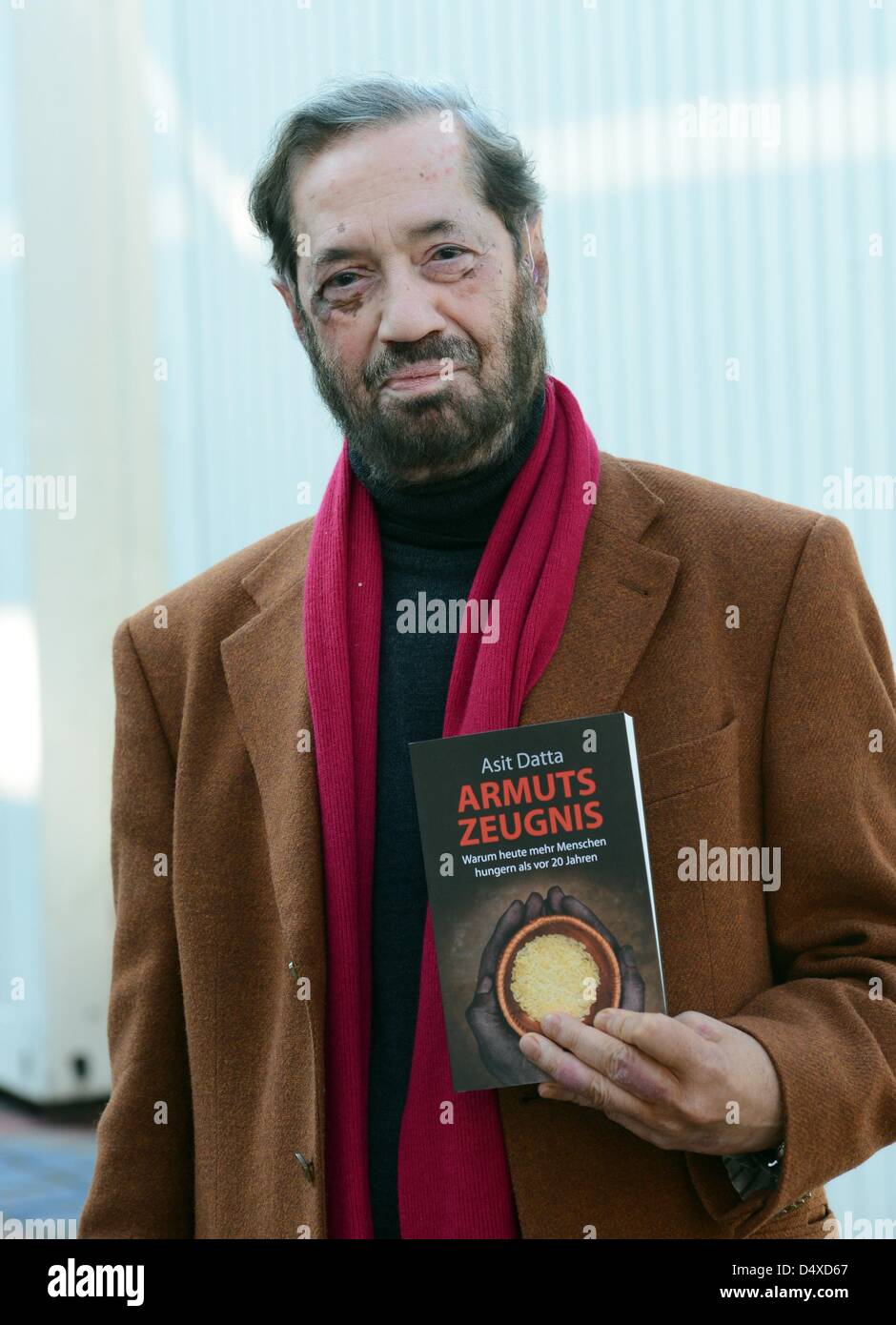 Indian writer Asit Datta poses with his book 'Armutszeugnis' (Lit ...