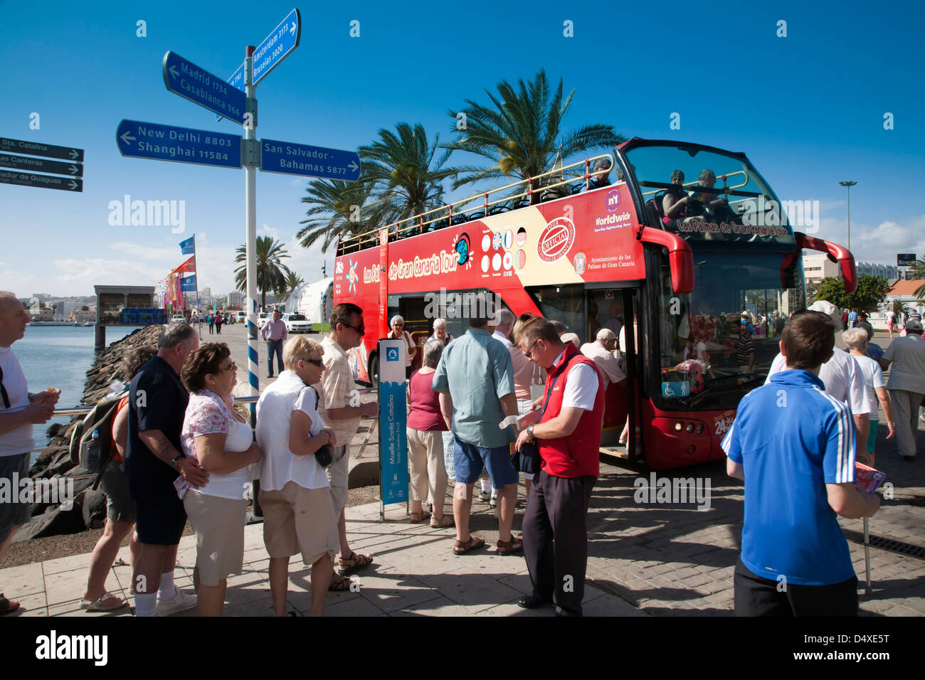 Tour guide bus hi-res stock photography and images - Alamy