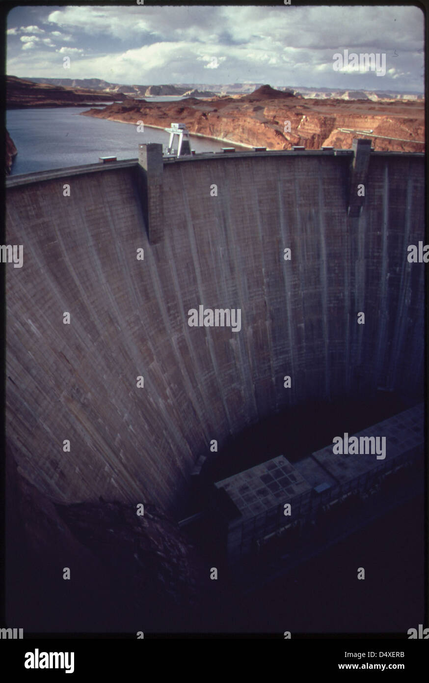 This image shows Lake Powell and the Glen Canyon Dam, iconic elements ...