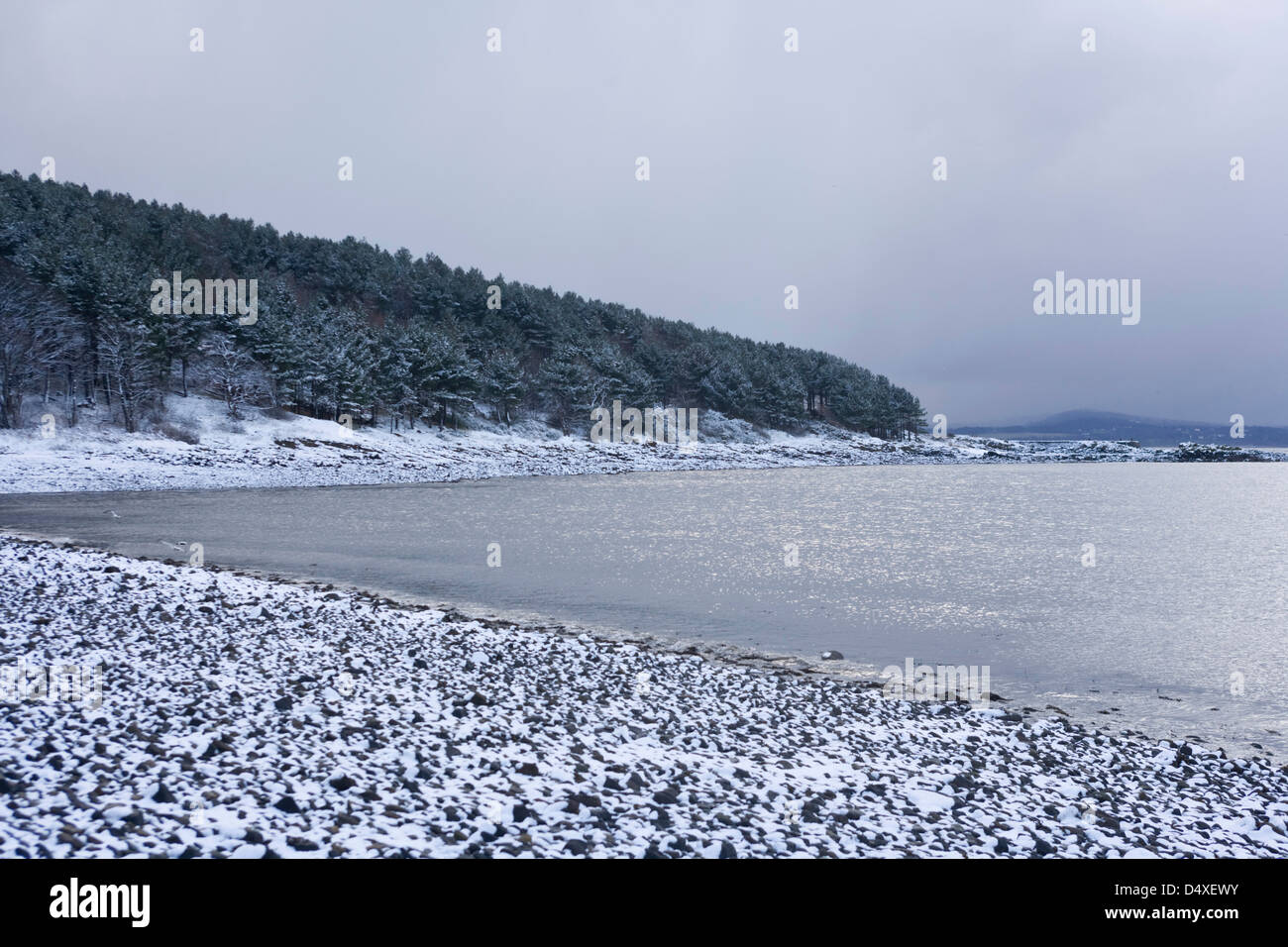 Snow on Dalgety Bay beach Stock Photo - Alamy