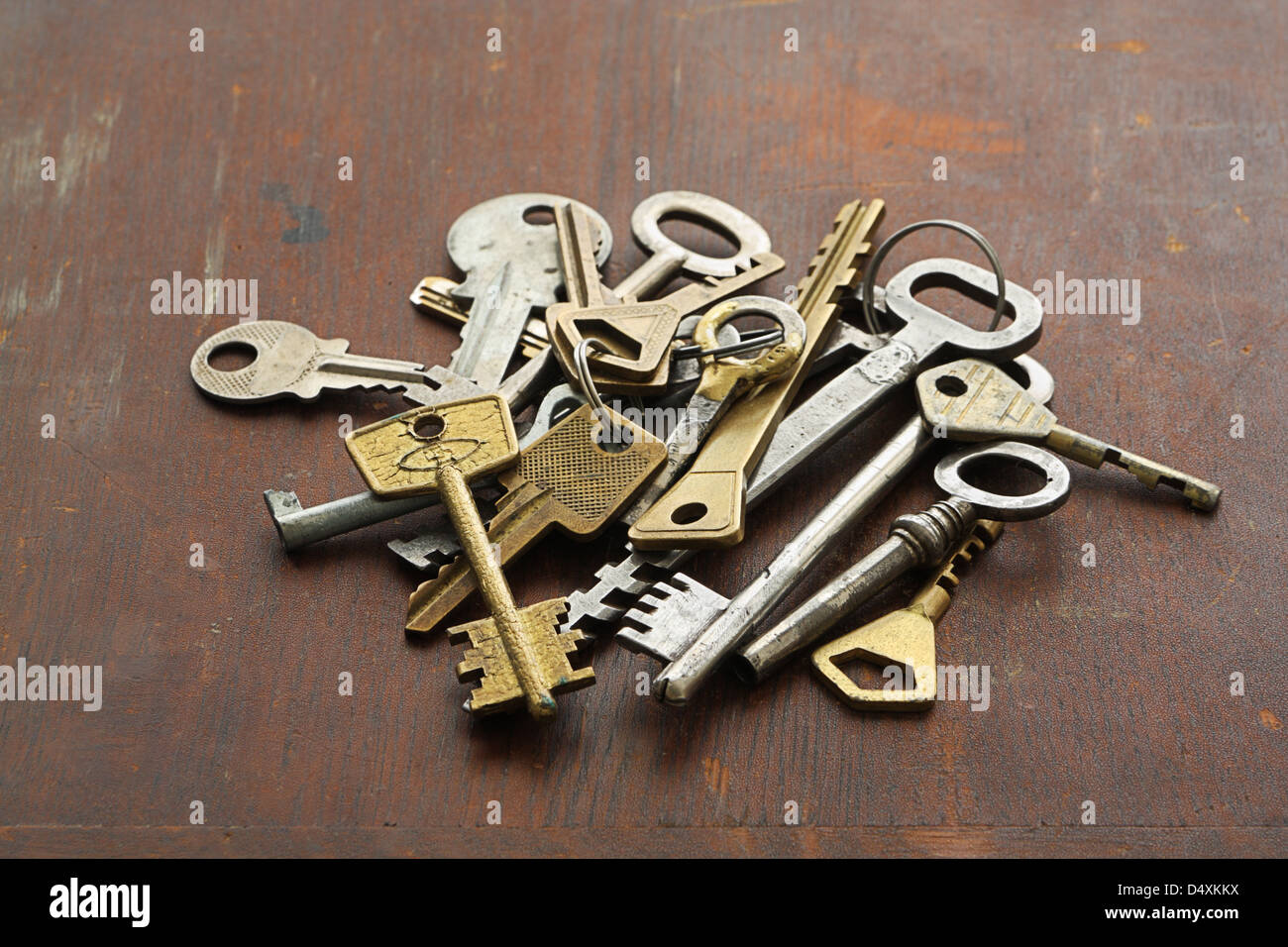 Group of vintage keys on old wooden table Stock Photo - Alamy