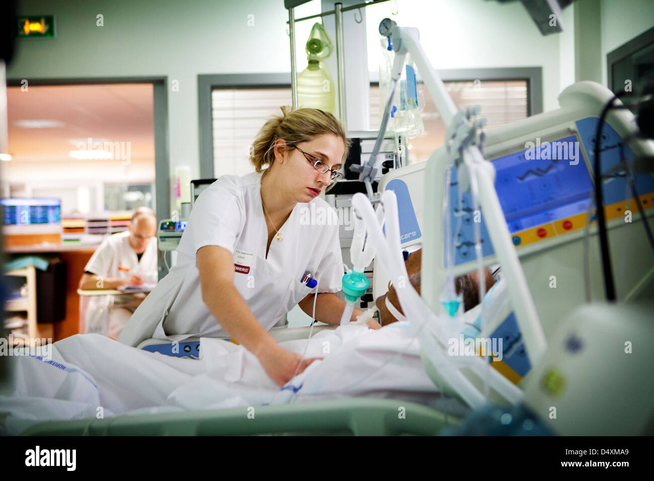 Intensive care nurse patient hi-res stock photography and images - Alamy