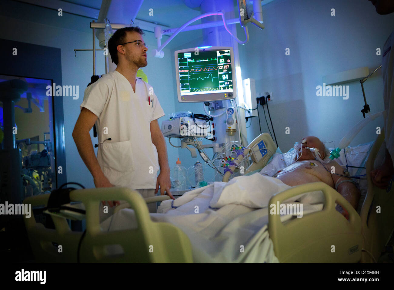 Intensive care adult hi-res stock photography and images - Alamy