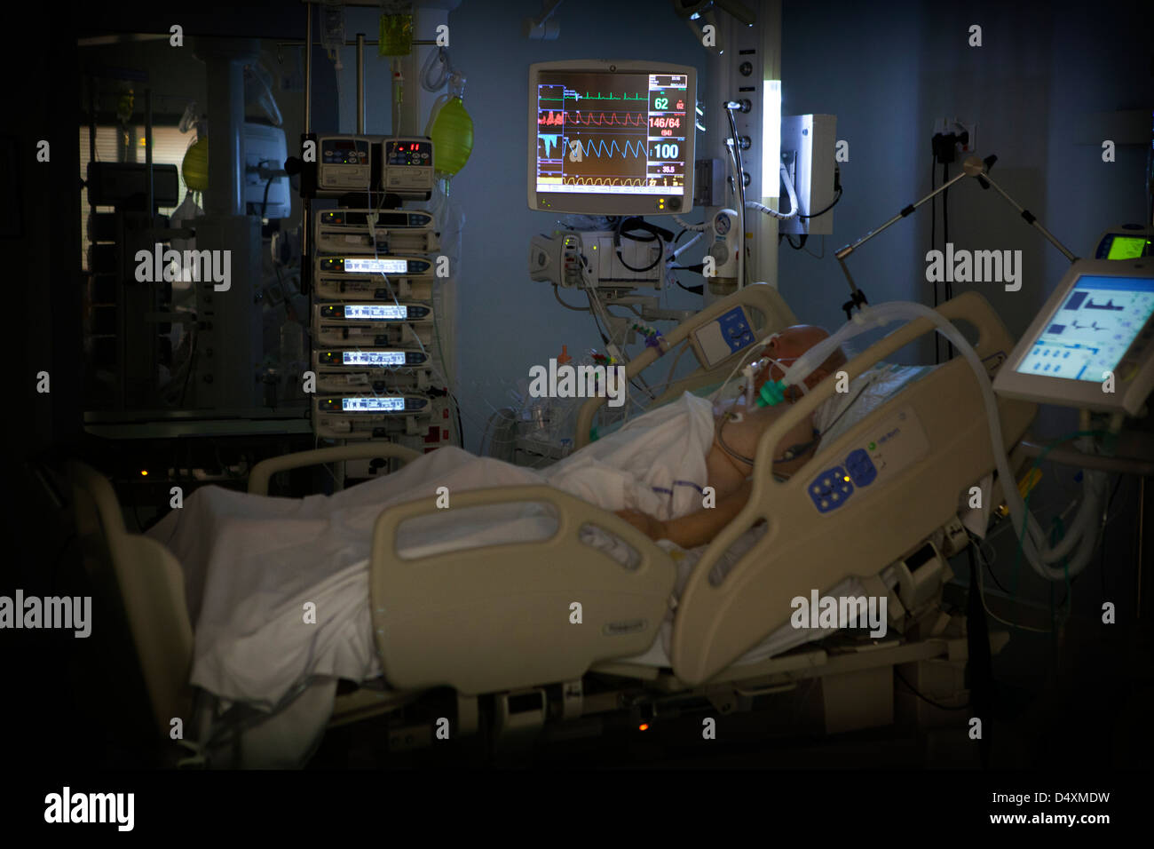 Intensive care unit patient elderly hi-res stock photography and images ...