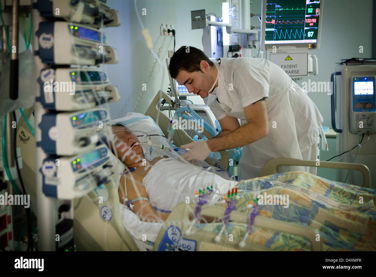 Icu patient female hi-res stock photography and images - Alamy