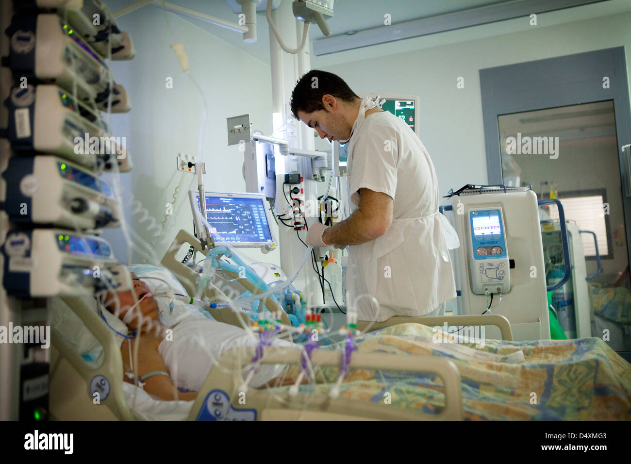 Intensive care hi-res stock photography and images - Alamy