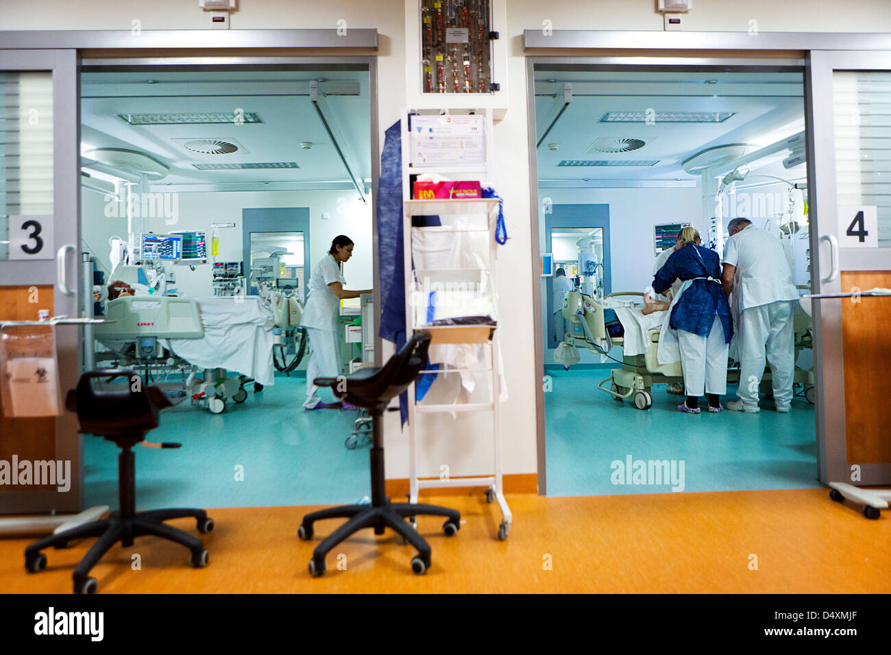 Hospital beds intensive care unit hi-res stock photography and images ...