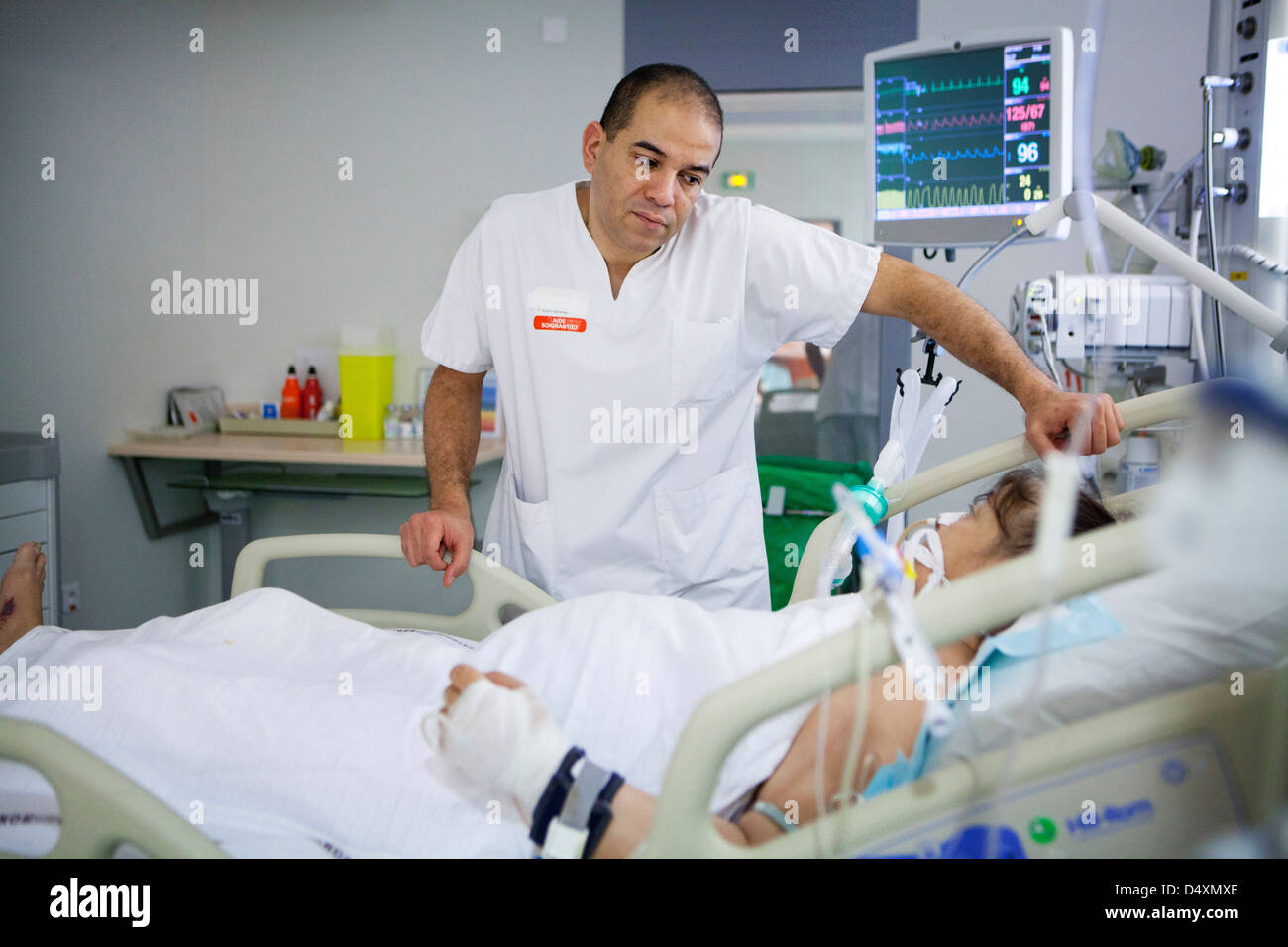 Lady icu patient hi-res stock photography and images - Alamy