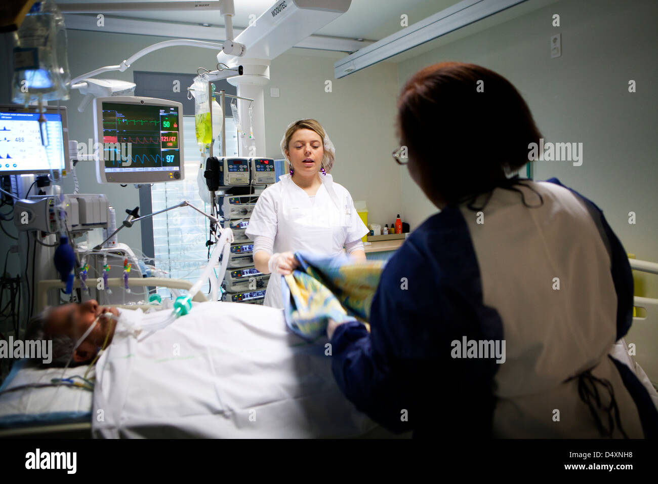 Intensive care unit and elderly patients hi-res stock photography and ...