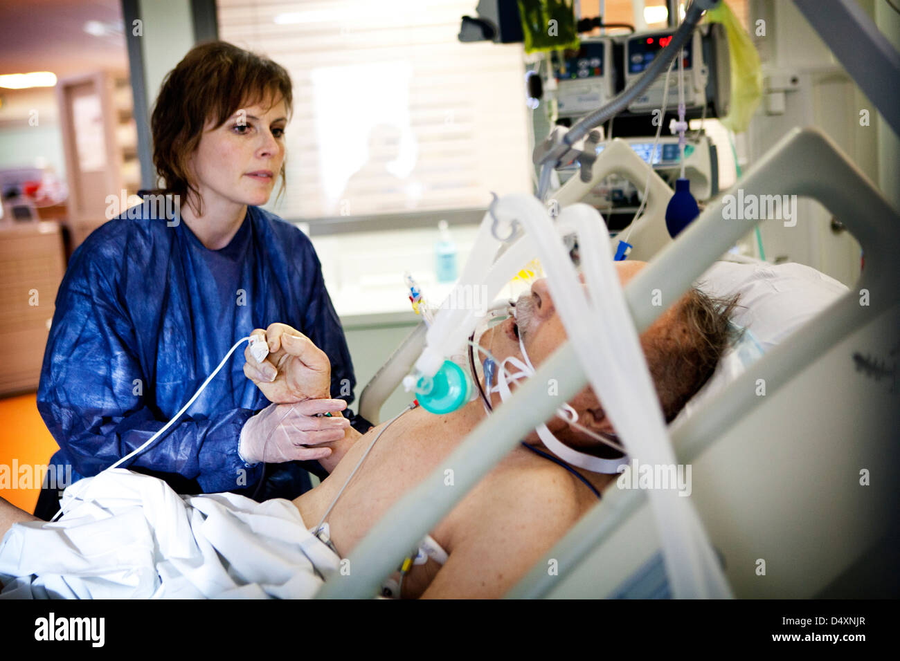 Intensive care unit therapy hi-res stock photography and images - Alamy