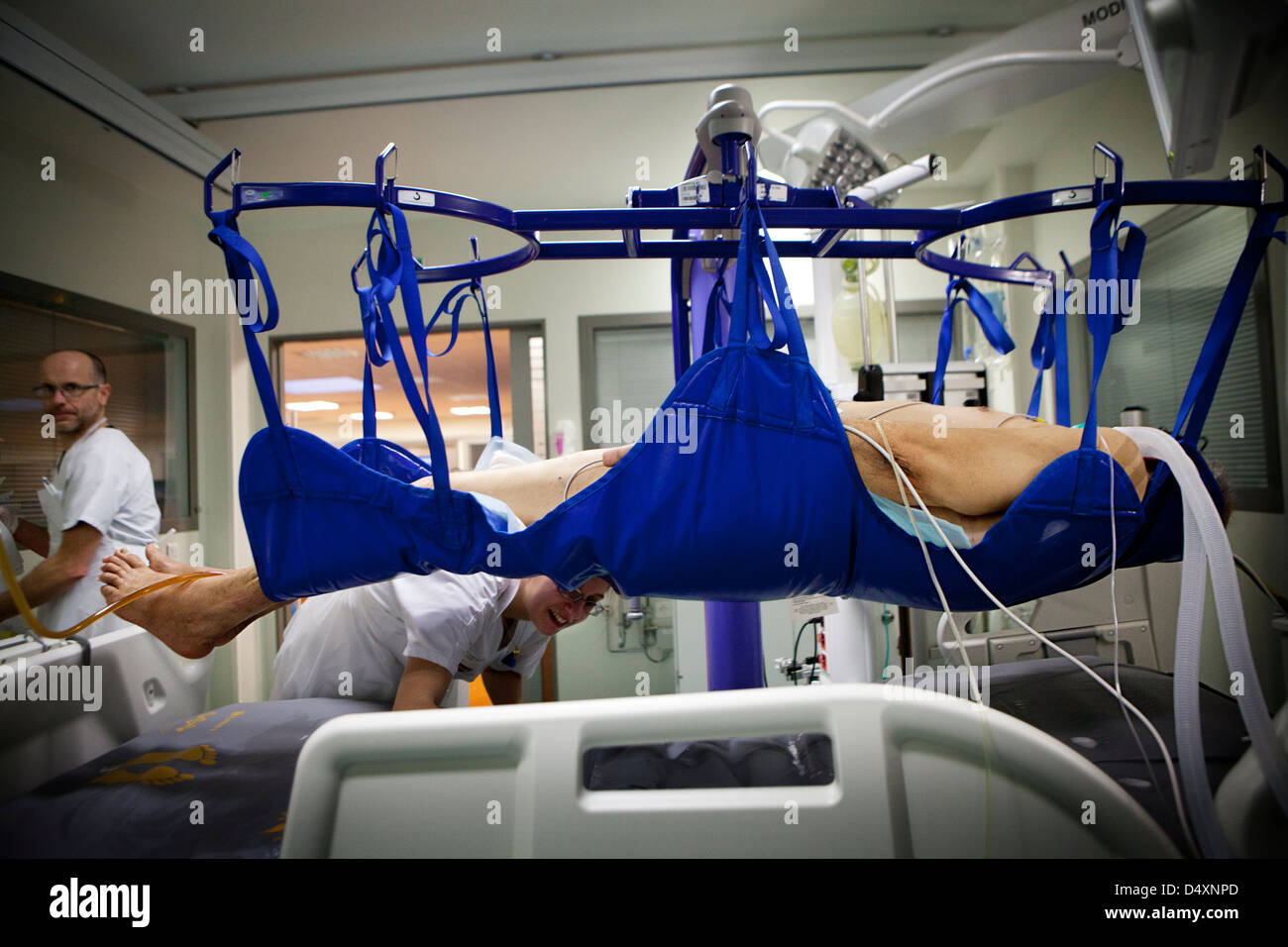 Patient hoist in hospital bed hi-res stock photography and images - Alamy