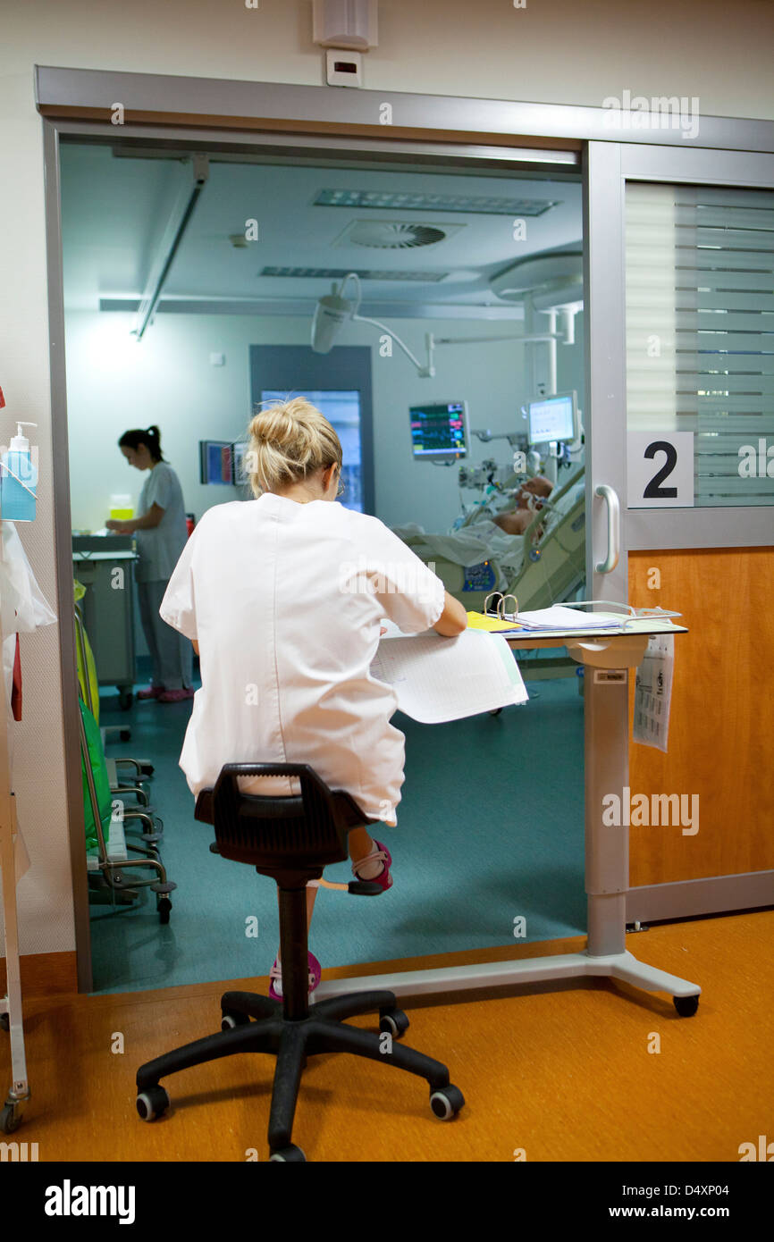 Female patient in intensive care unit of hospital hi-res stock ...