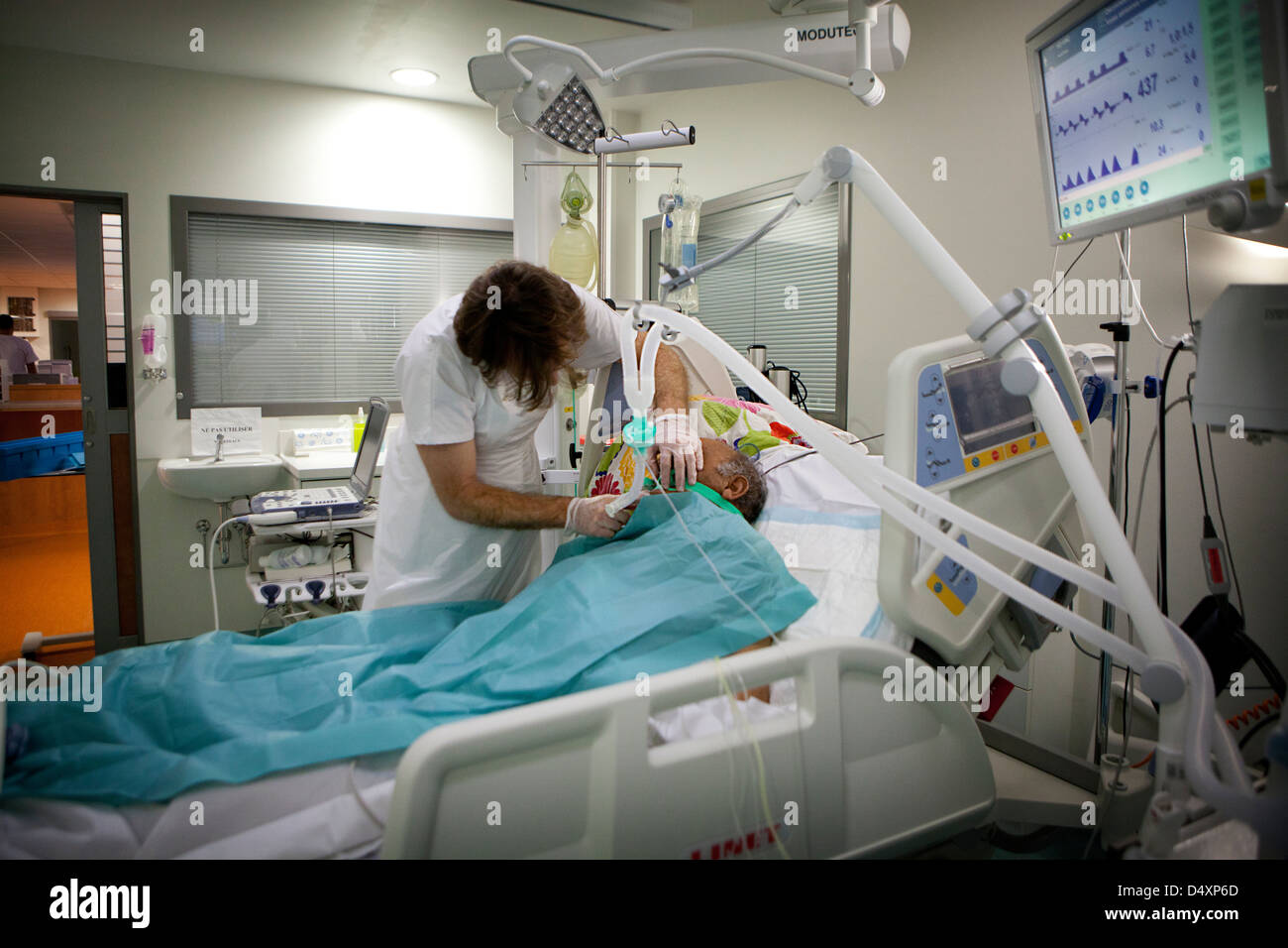 Man hospital intensive care tube hi-res stock photography and images ...
