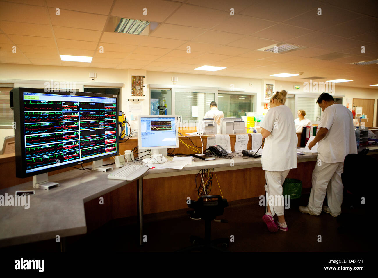 Intensive care unit nurse hi-res stock photography and images - Alamy