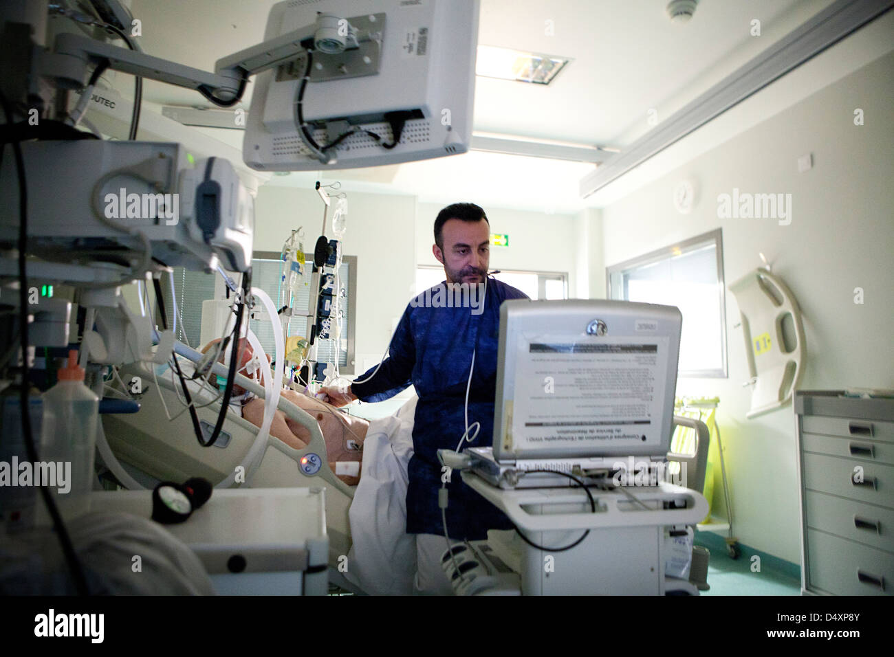 Intensive care hi-res stock photography and images - Alamy